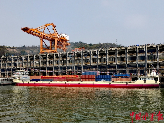 长江干线首艘130M标准型LNG双燃料集装箱船“民惠”轮首航-中华航运网